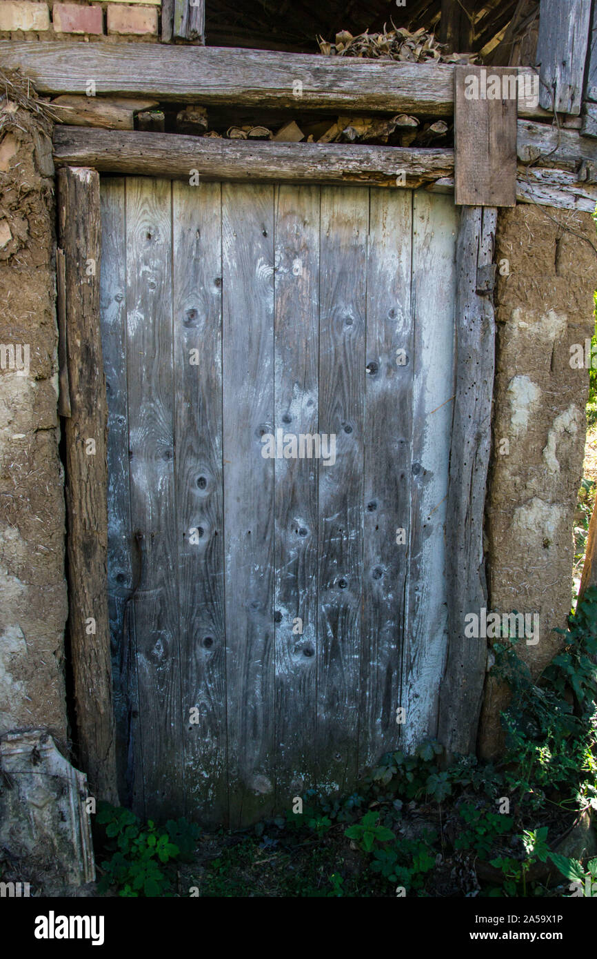 Damaged wooden door hi-res stock photography and images - Alamy
