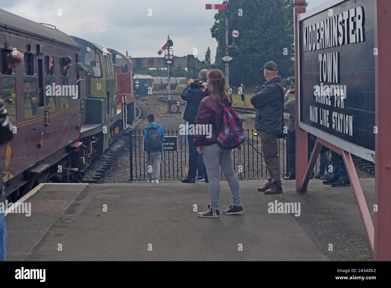 Rail enthusiasts photographing British Rail class 17 & 37 diesel ...