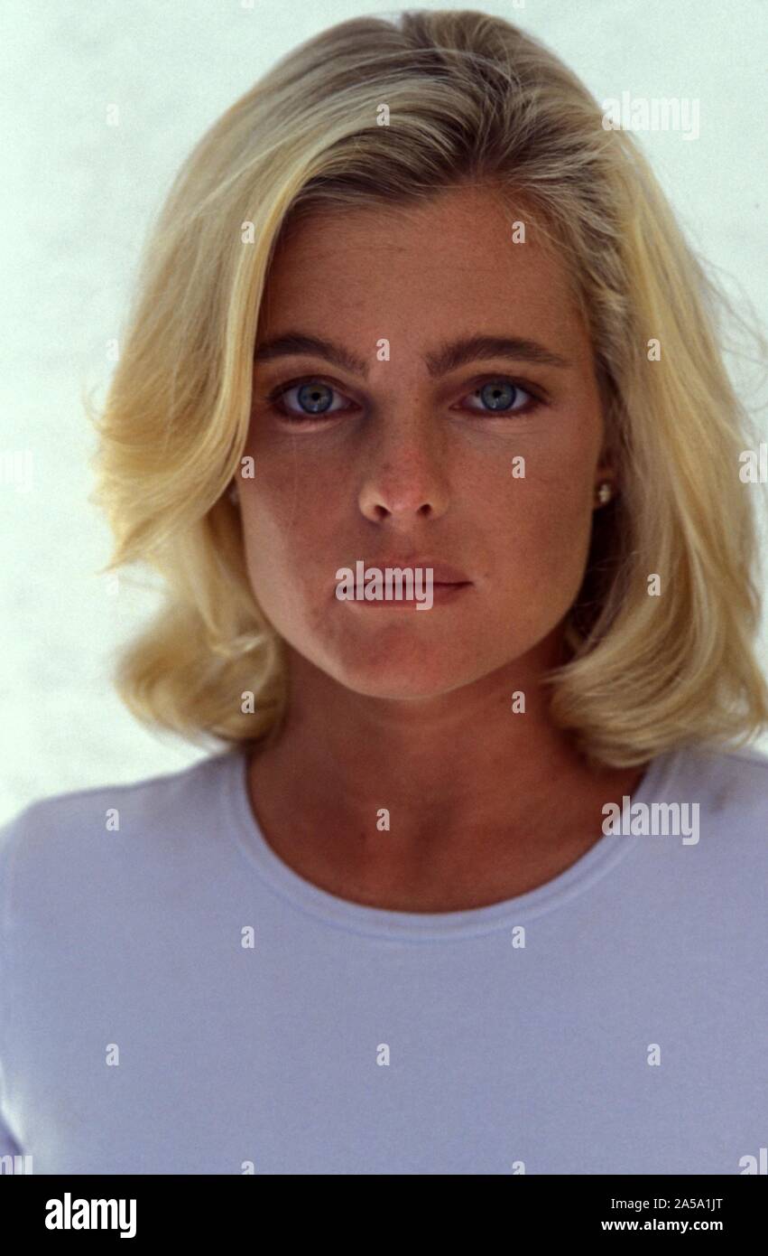 Erika Eleniak Wikipedia