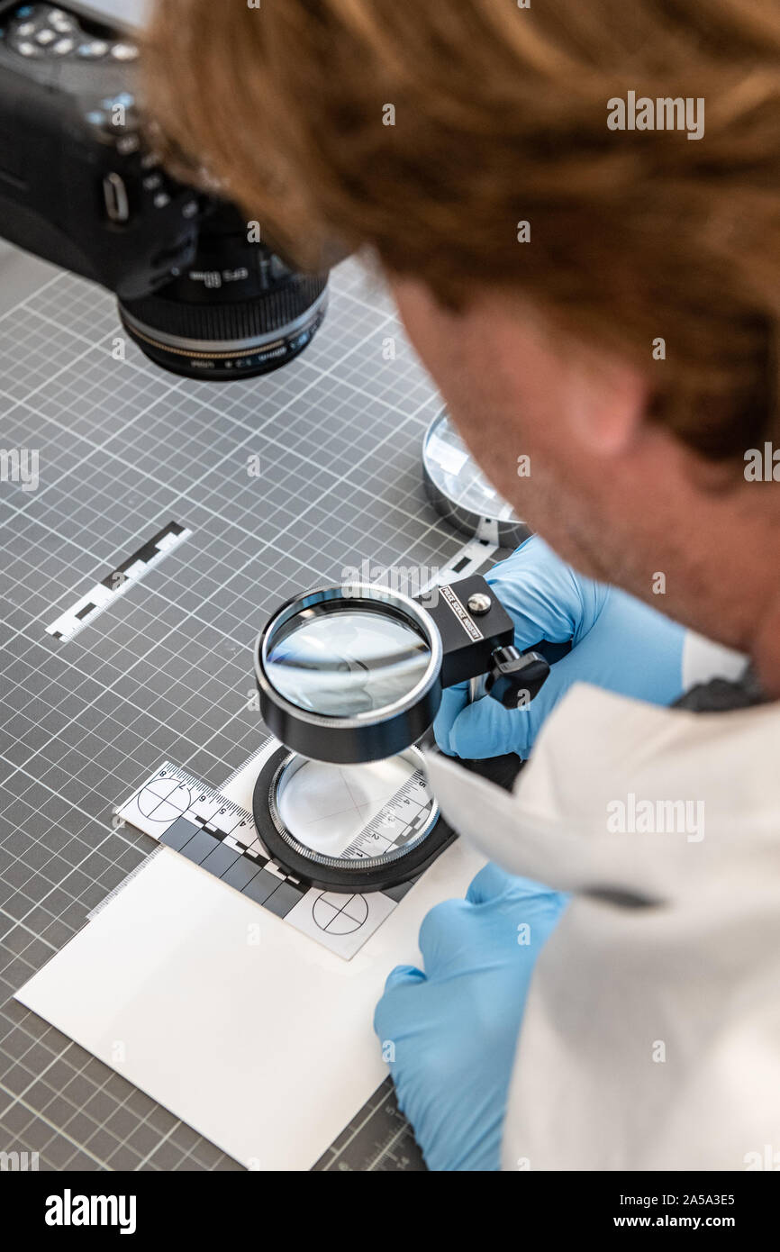 Amberg, Germany. 15th Oct, 2019. ILLUSTRATION - A police officer ...