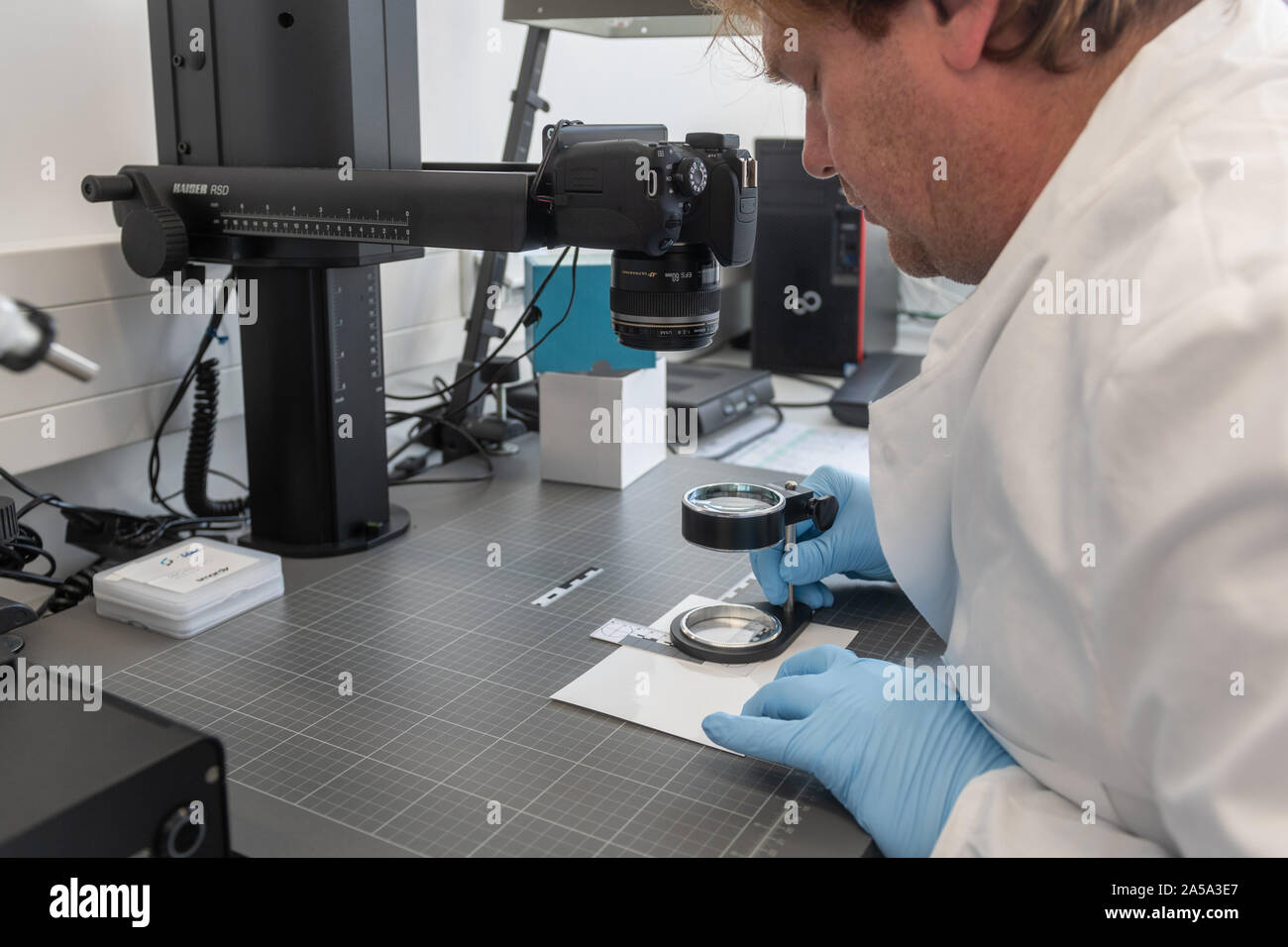 Amberg, Germany. 15th Oct, 2019. ILLUSTRATION - A police officer ...