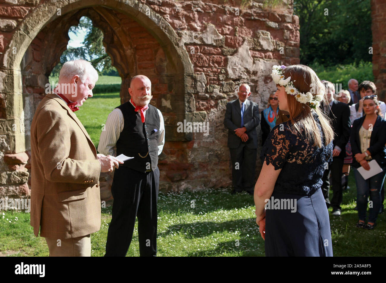 Medieval handfasting ceremony hi-res stock photography and images - Alamy