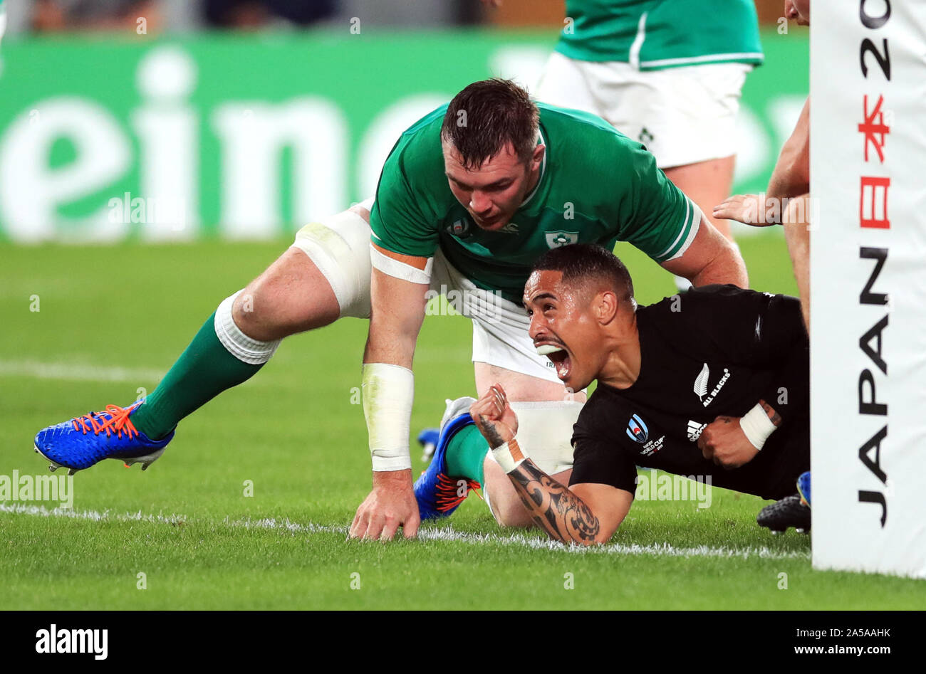 New Zealand's Aaron Smith celebrates scoring his side's first try ...