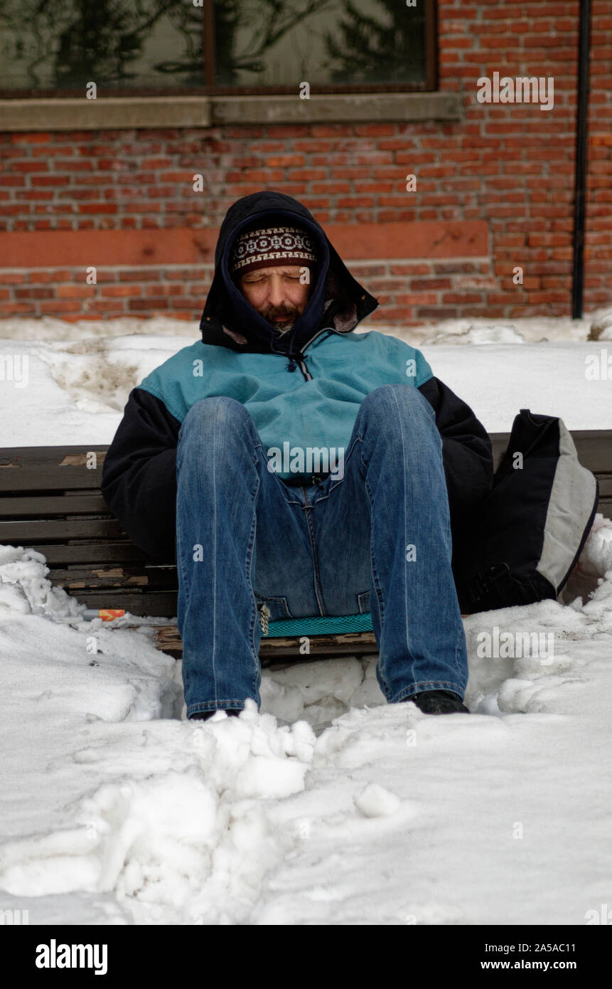 Homeless winter snow hi-res stock photography and images - Alamy