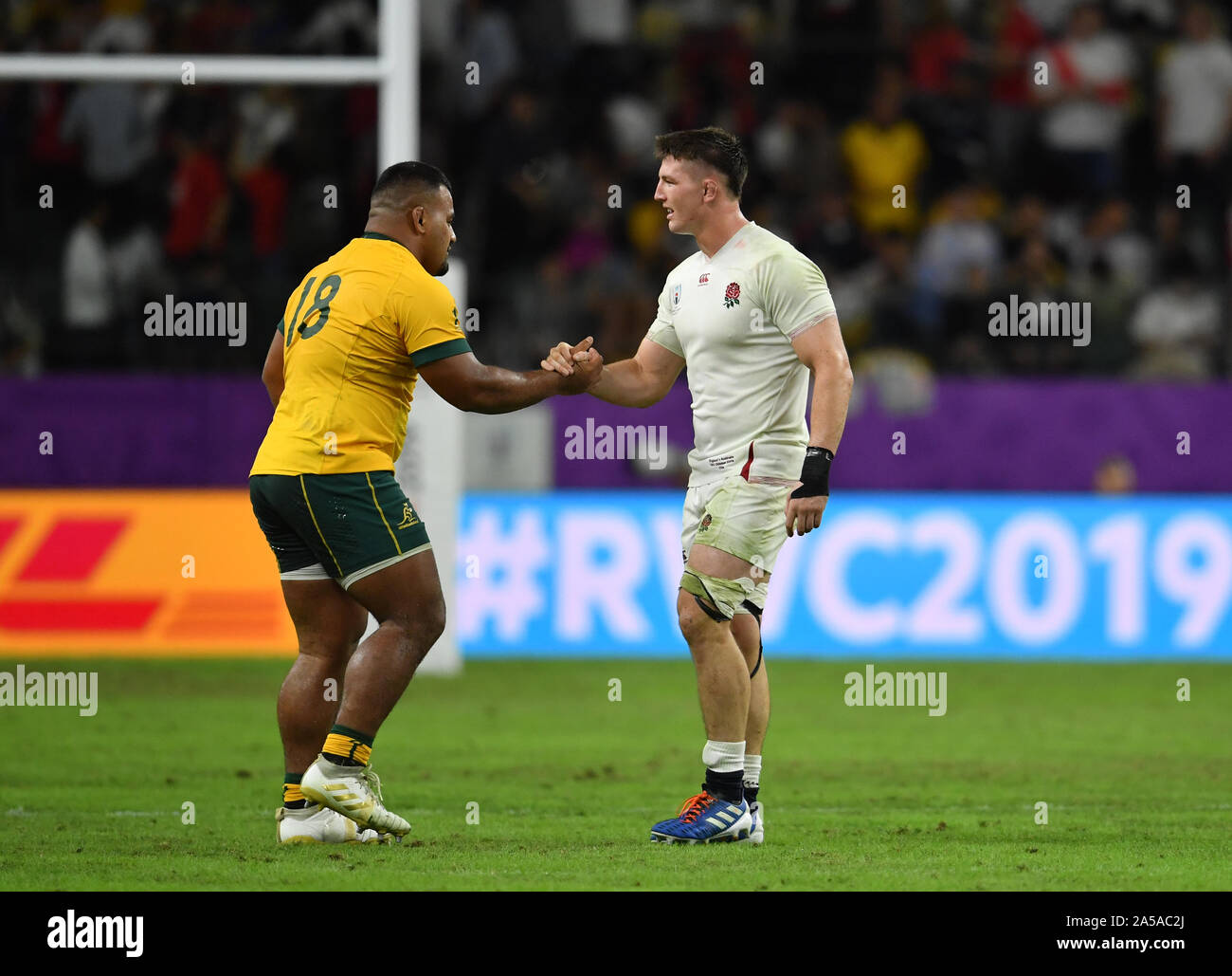 England's Tom Curry shake hands with Australia's Taniela Tupou at the ...