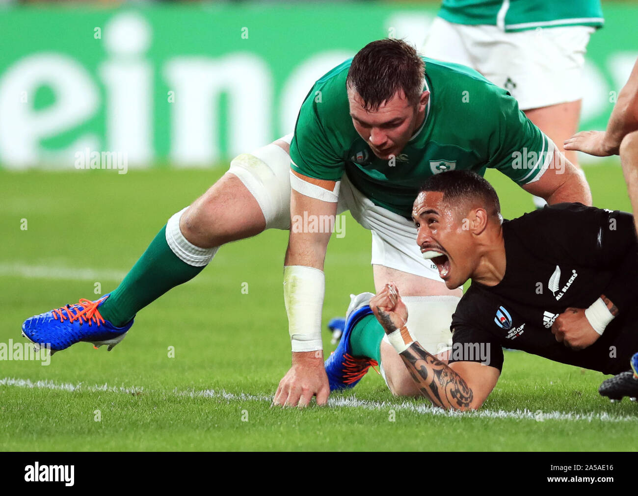 New Zealand's Aaron Smith celebrates scoring his side's first try ...