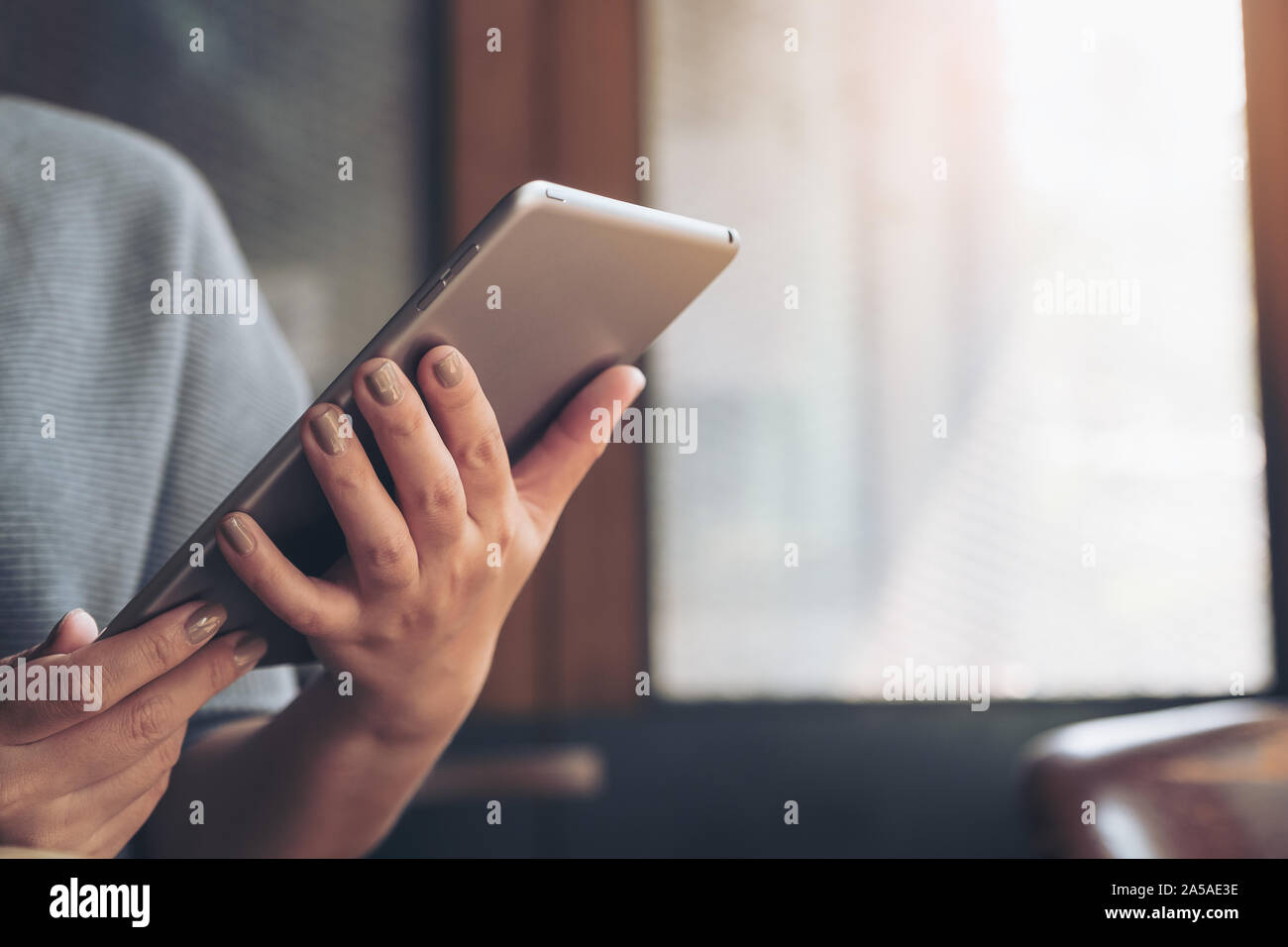 Womans hands using tablet hi-res stock photography and images - Alamy
