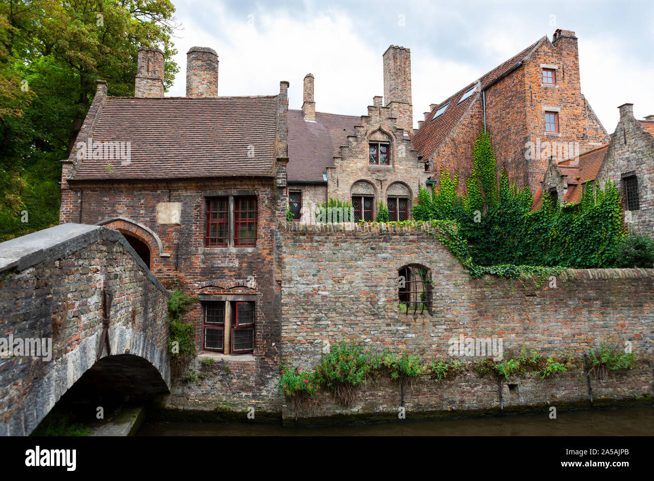 Cottages along canal, Brugge, Bruges, Belgium Stock Photo - Alamy
