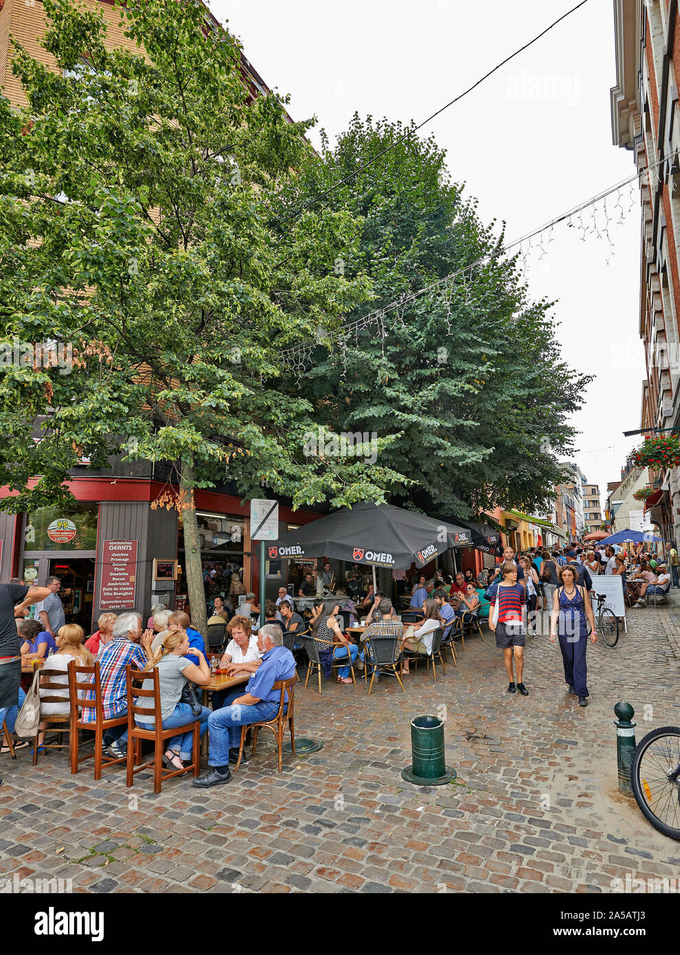Sidewalk terrace crowd hi-res stock photography and images - Alamy