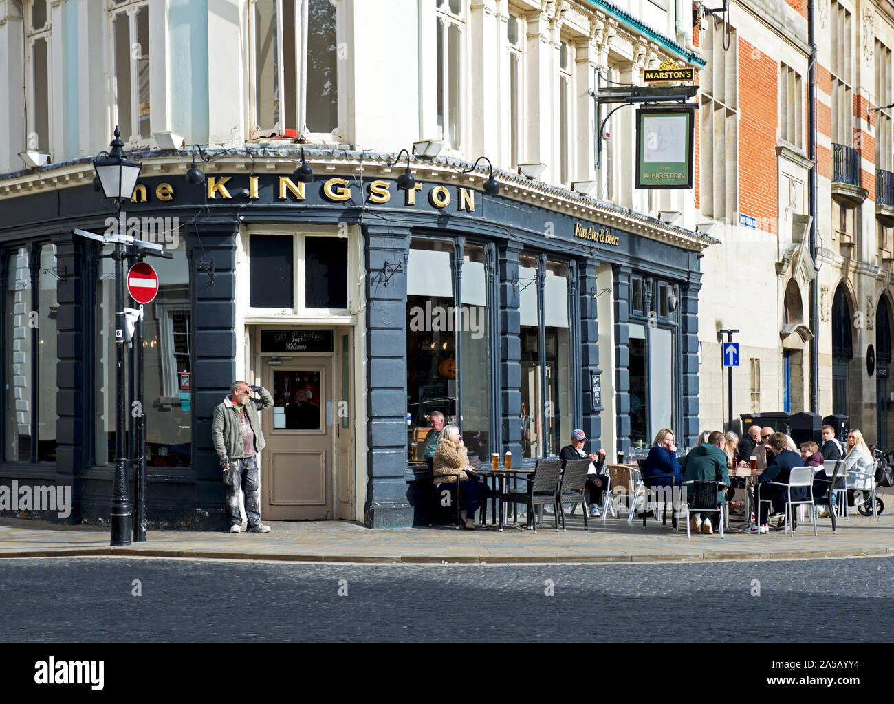 Pub drinking outside hi-res stock photography and images - Alamy