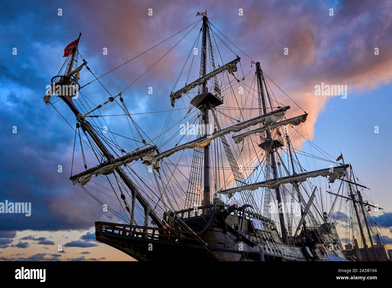 Old galleon at sea hi-res stock photography and images - Alamy