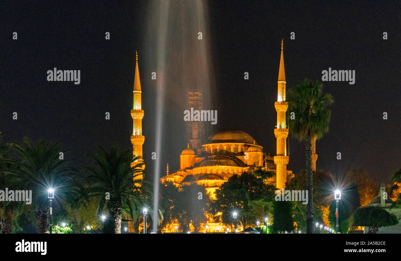 ISTANBUL TURKEY THE BLUE MOSQUE AT NIGHT WITH FLOODLIGHTS AND FOUNTAIN ...