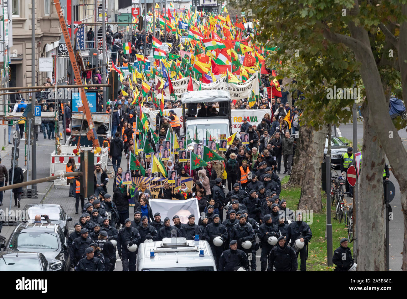 Demonstration on Saturday 2019/10/19 in Cologne against the military ...
