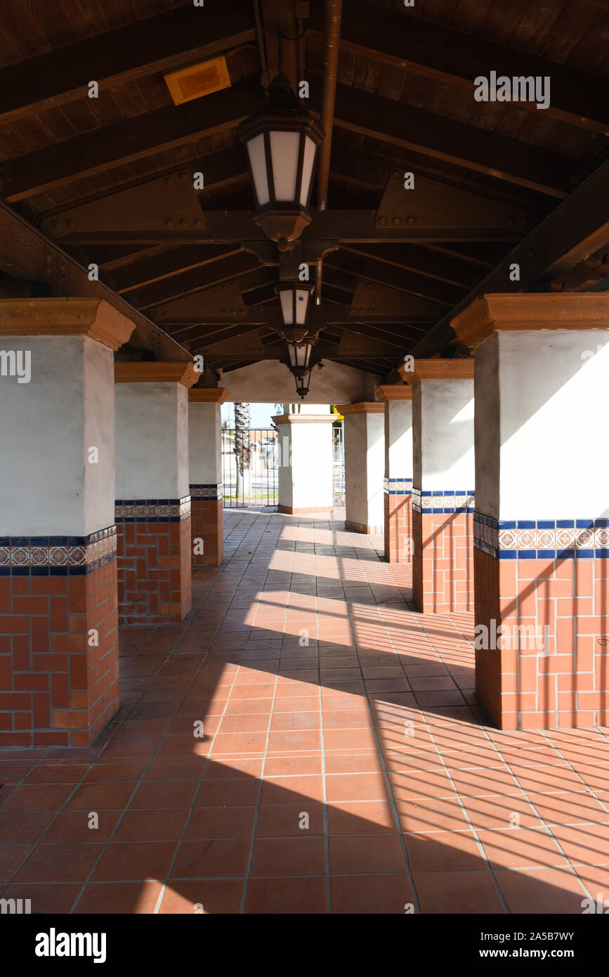 SANTA ANA, CALIFORNIA - 14 OCT 2019: Exterior walkway colonnade with ...