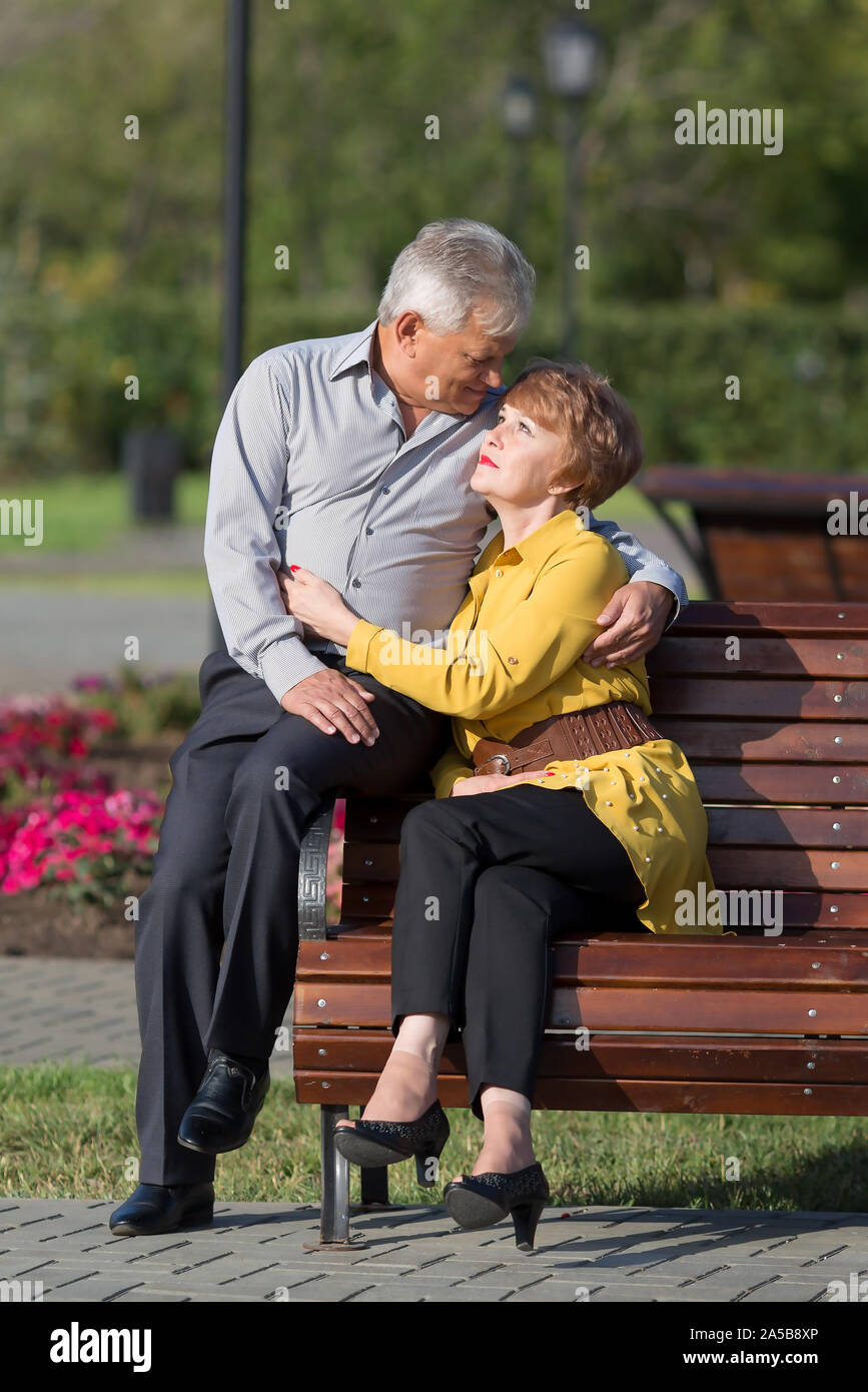 Couple bench first date hi-res stock photography and images - Alamy