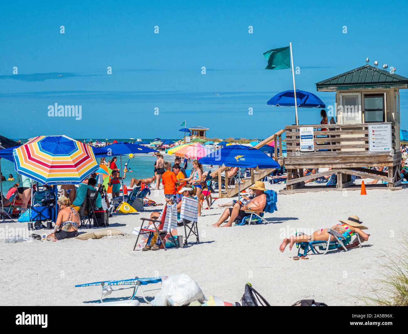 Sunbathing lido hi-res stock photography and images - Alamy