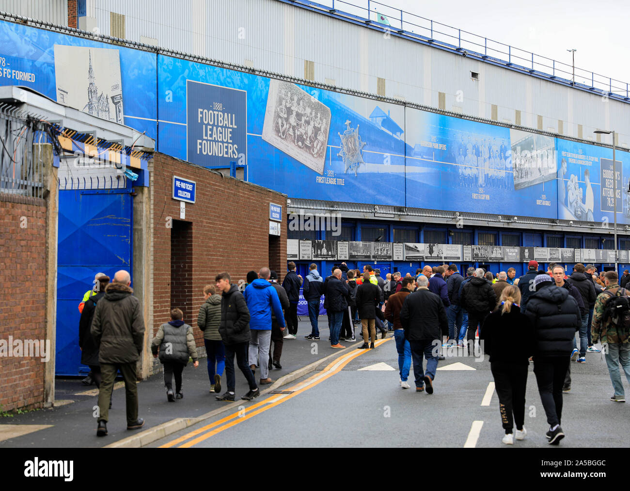 Everton fans outside goodison park hi-res stock photography and images ...