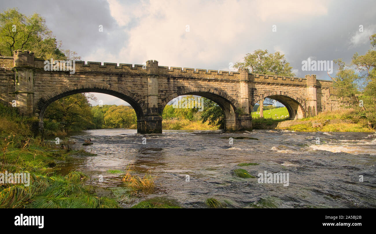 Old stone bridge yorkshire hi-res stock photography and images - Alamy
