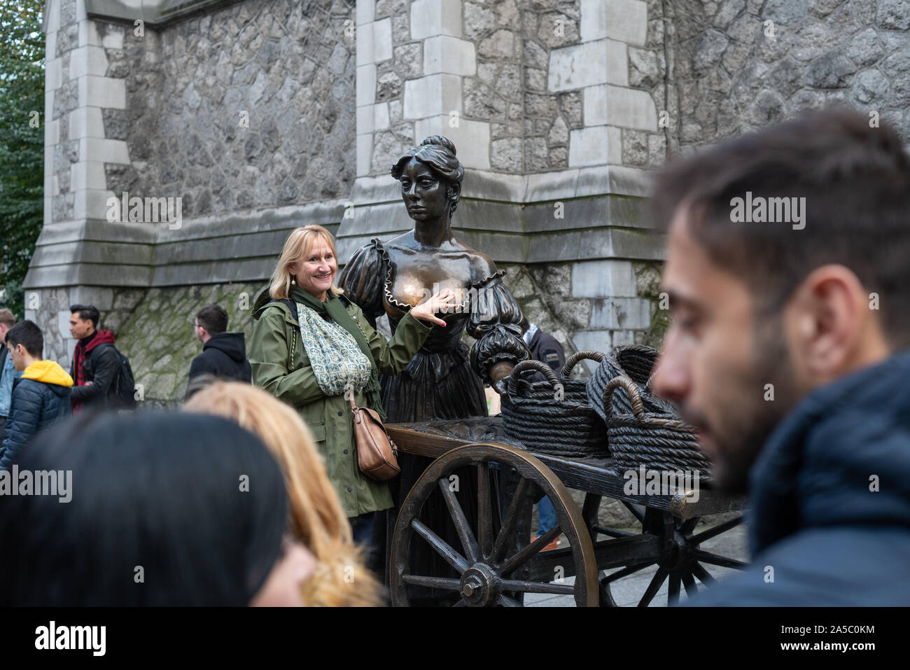Molly Malone statue, Dublin city, Ireland Stock Photo - Alamy