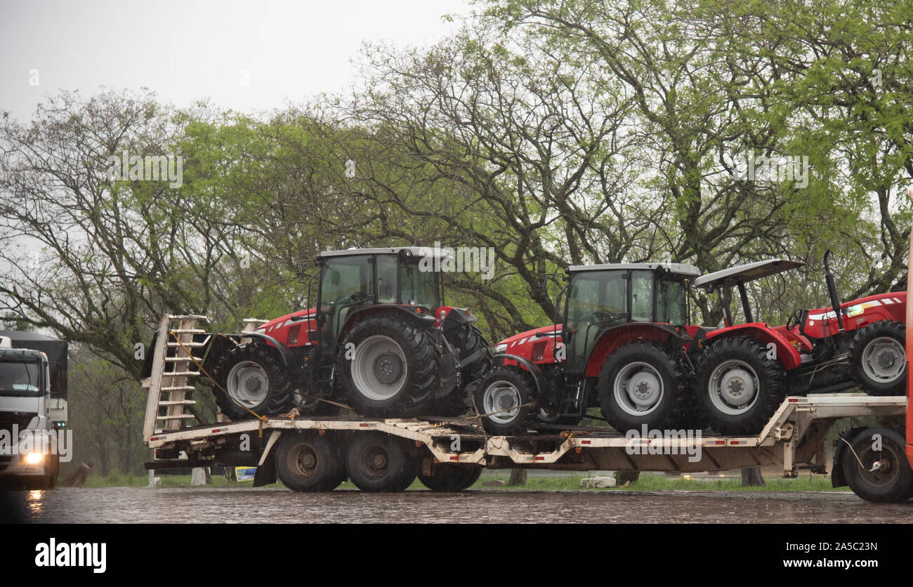 Vintage and modern tractors hi-res stock photography and images - Alamy