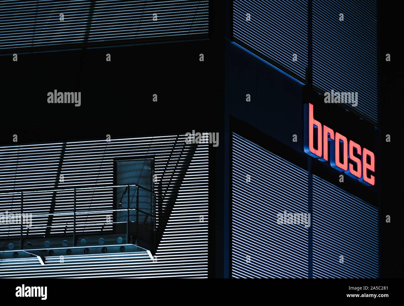 Coburg, Germany. 19th Oct, 2019. The Brose factory is brightly lit at ...