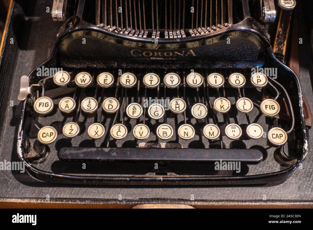 Keyboard of antique typewriter Stock Photo - Alamy