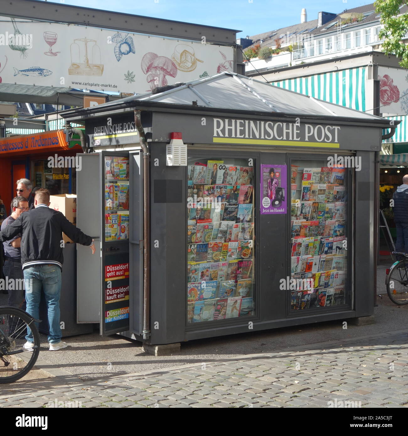 Newsstand outdoor hi-res stock photography and images - Alamy
