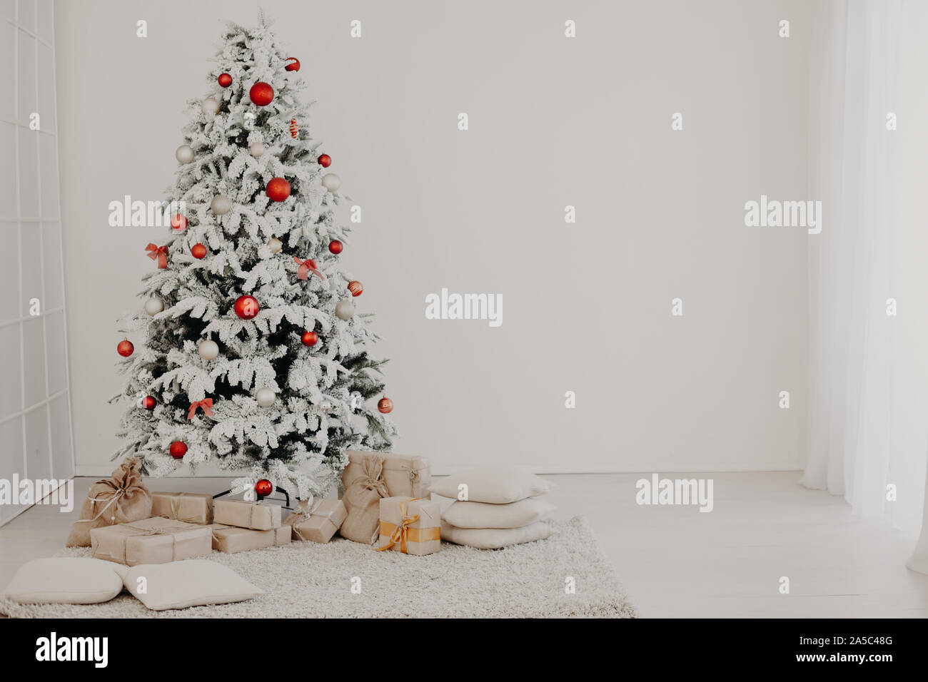 Christmas tree with gifts for the new year Stock Photo - Alamy