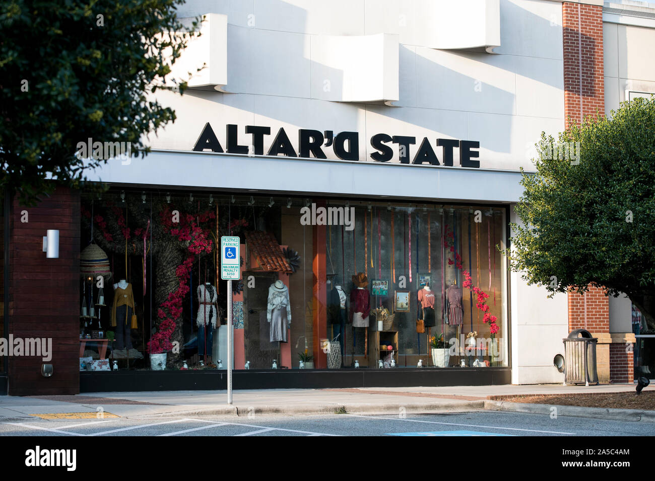 Altared hi-res stock photography and images - Alamy