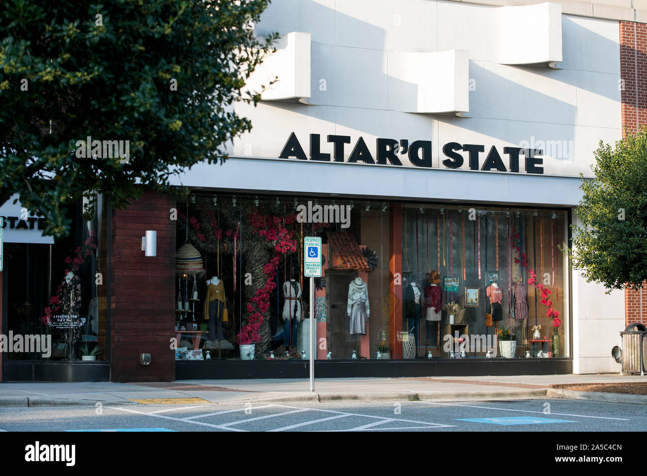 North carolina state sign hi-res stock photography and images - Alamy