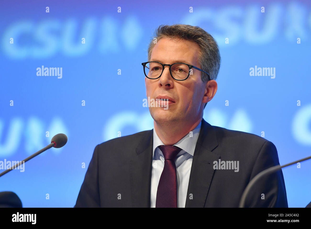 Markus BLUME (general secretary) enters the stage, single picture ...