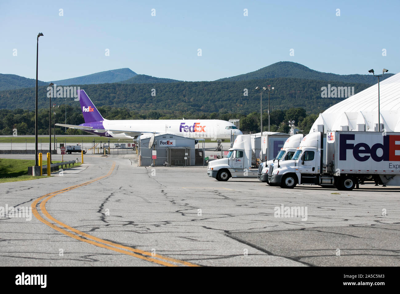 Fedex 757 hi-res stock photography and images - Alamy