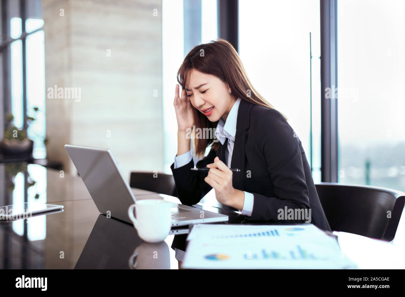 Tired at office desk hi-res stock photography and images - Alamy