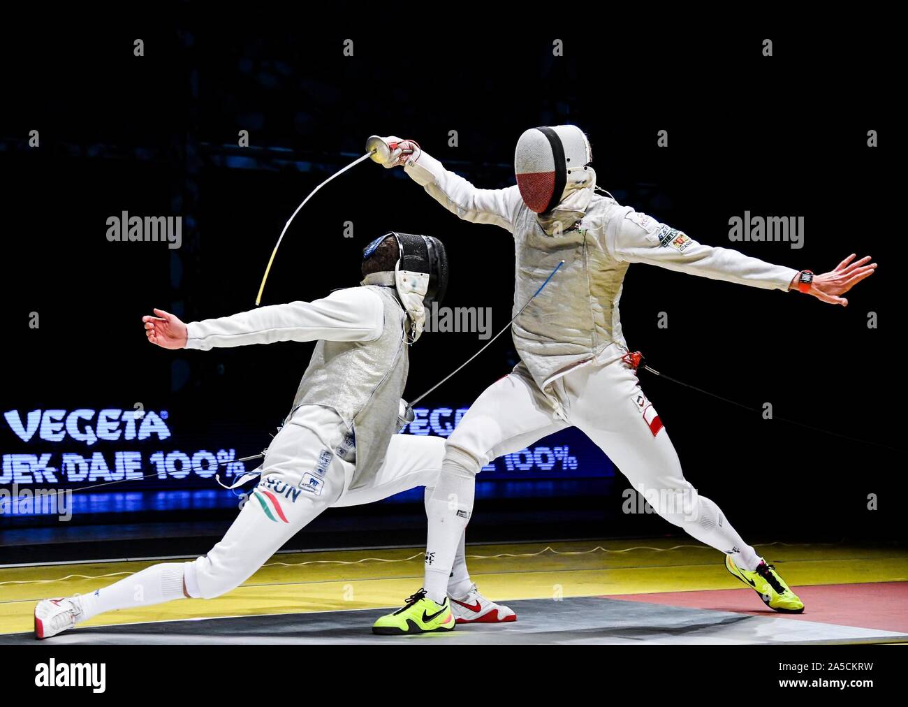 (191020) -- ZAGREB, Oct. 20, 2019 (Xinhua) -- Daniel Dosa (L) of ...