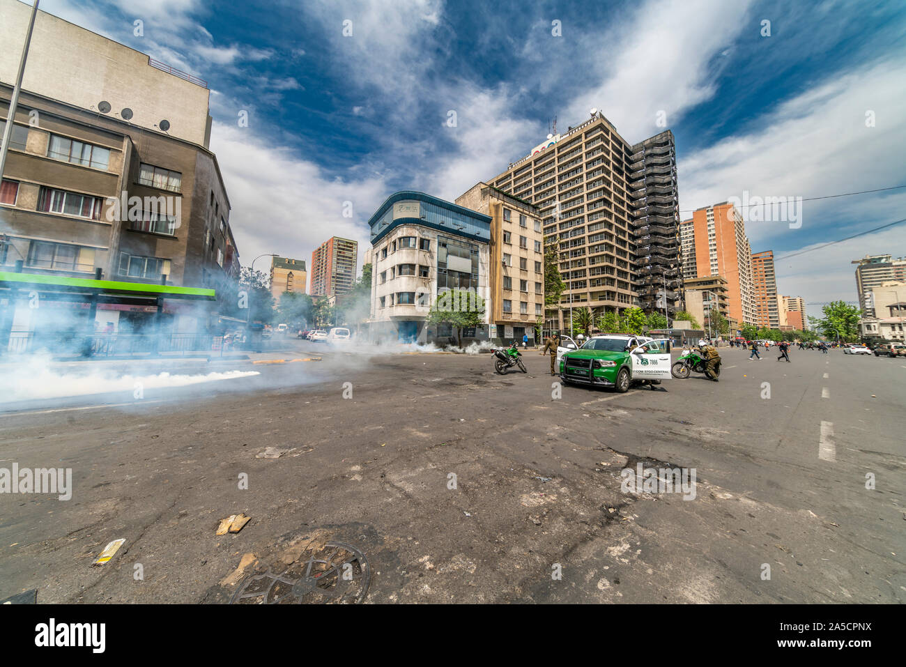 Police cars officers protesters hi-res stock photography and images - Alamy