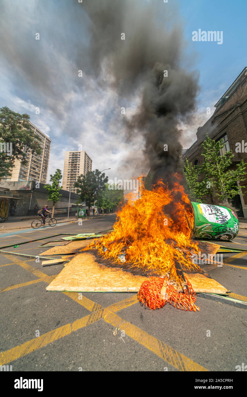 People preparing Barricades at Santiago streets during the riots at ...