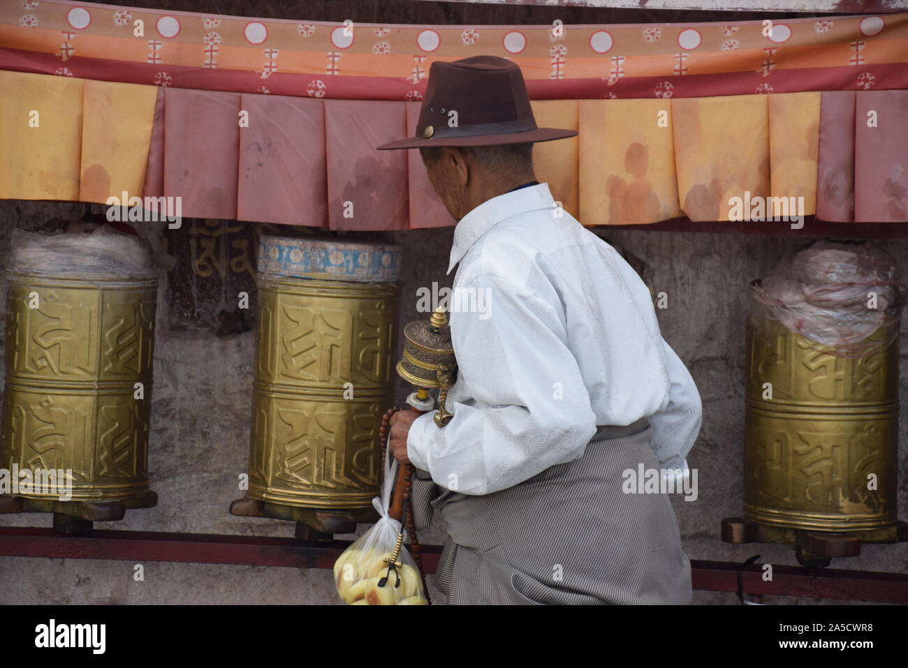 Tibetan man hi-res stock photography and images - Alamy