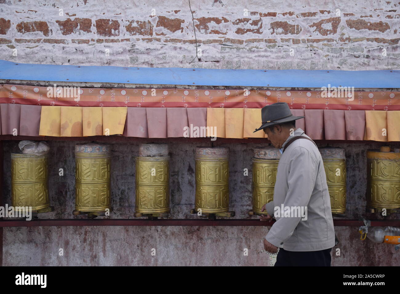 Tibetan man hi-res stock photography and images - Alamy