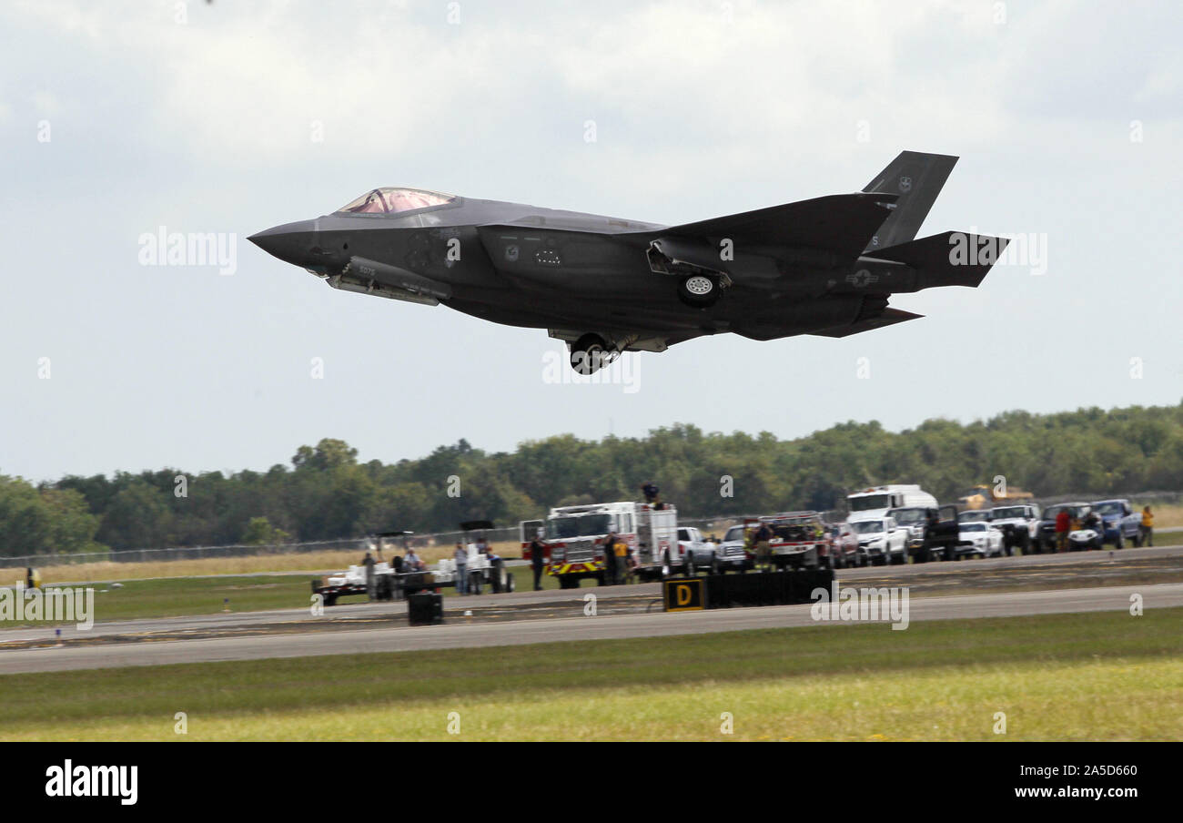 Houston, USA. 19th Oct, 2019. An F-35 fighter jet performs during the ...