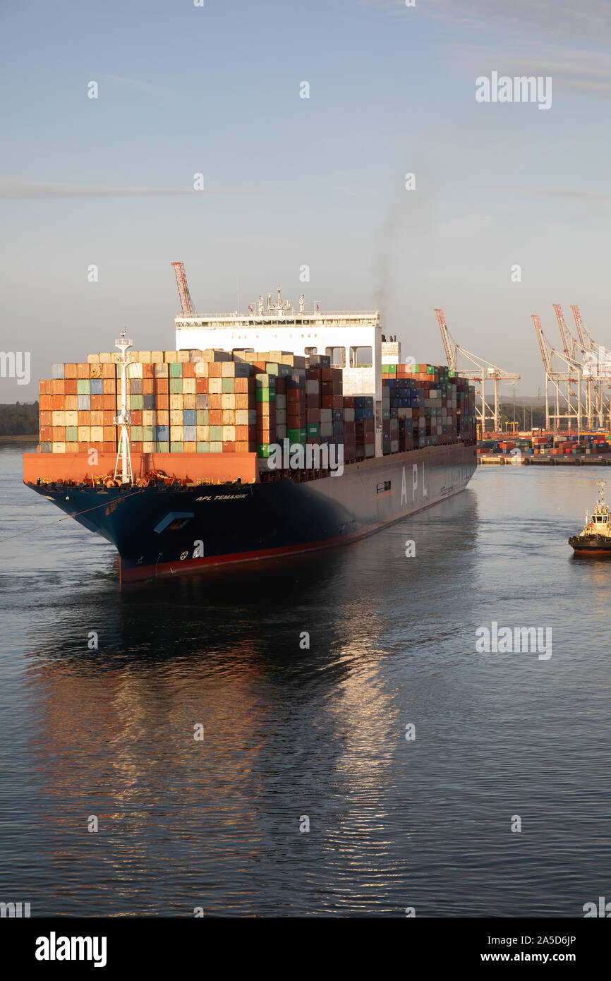 Container ship in Southampton docks, uk Stock Photo - Alamy