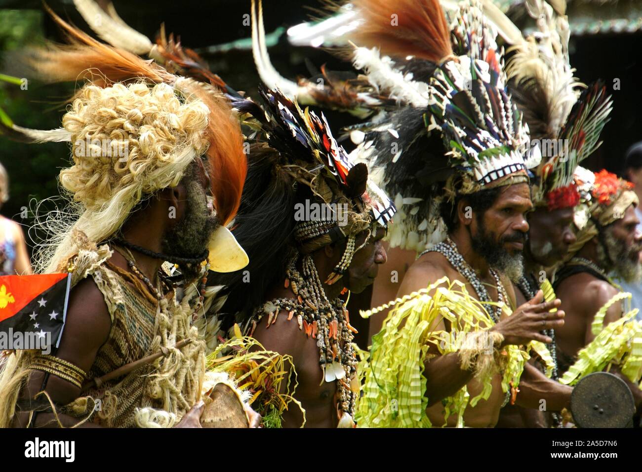 Traditional dress papua new guinea hi-res stock photography and images ...
