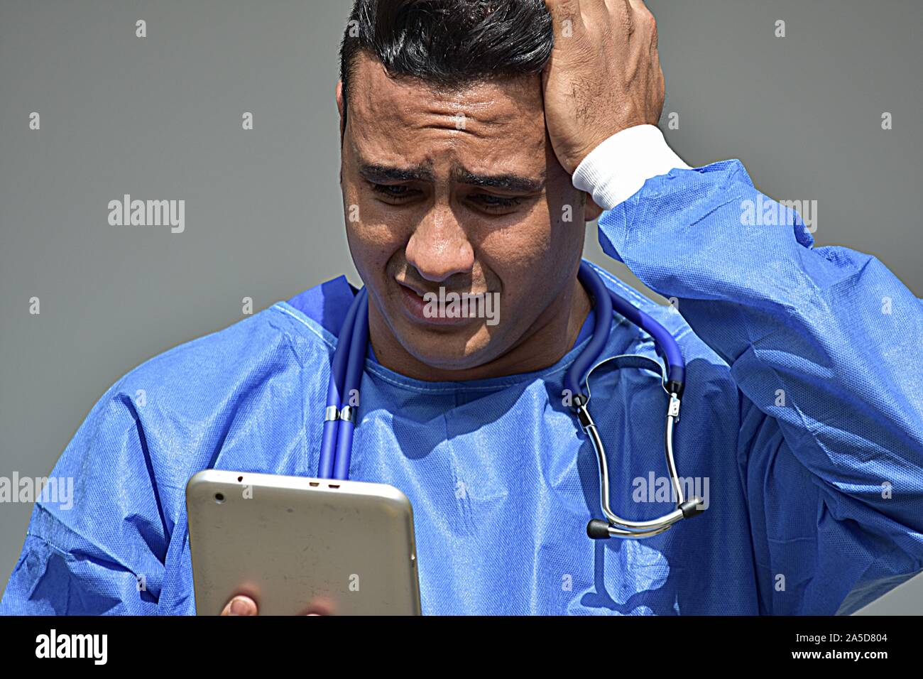 Doctor latino hi-res stock photography and images - Alamy