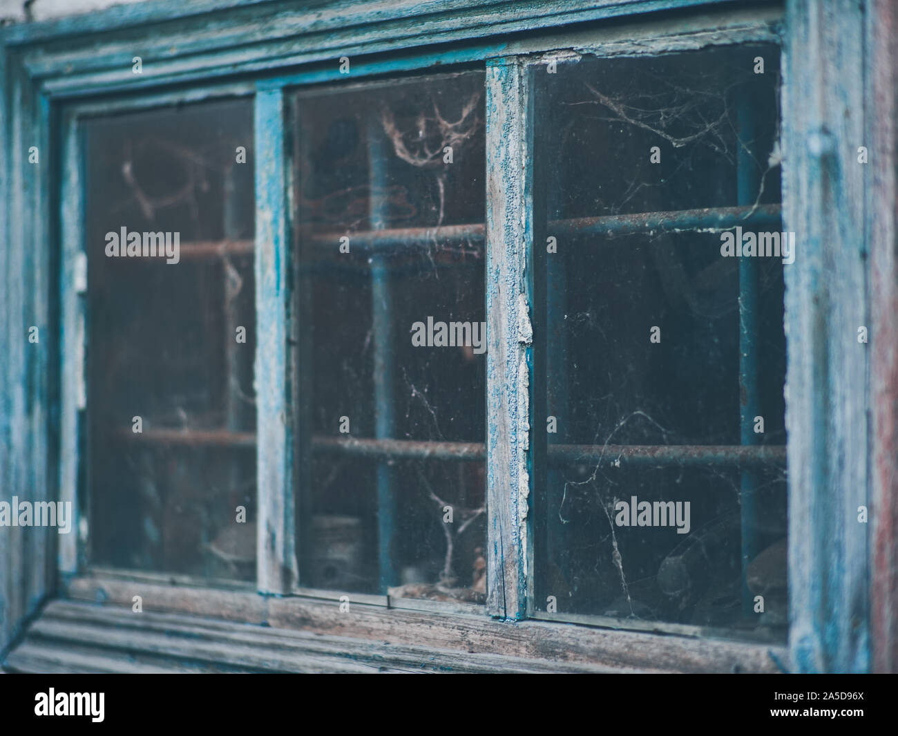 Painted wooden window lattice hi-res stock photography and images - Alamy