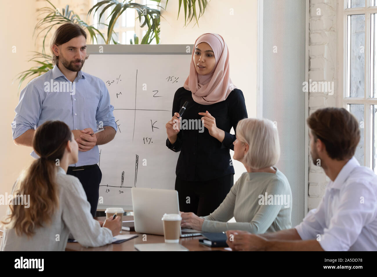 Marketing conference speakers hi-res stock photography and images - Alamy