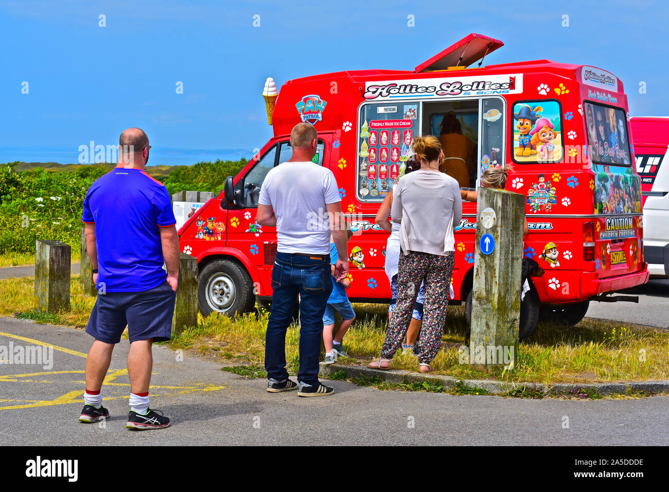 Traditional ice cream vehicle hi-res stock photography and images - Alamy