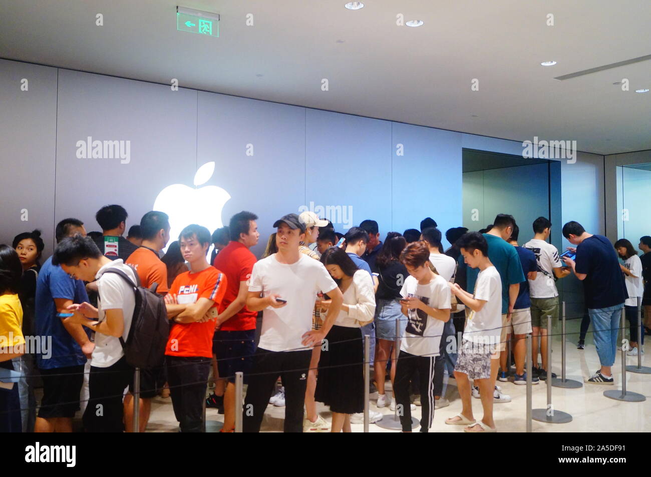 Shenzhen, China: Apple's mobile phone stores are lining up in a long ...
