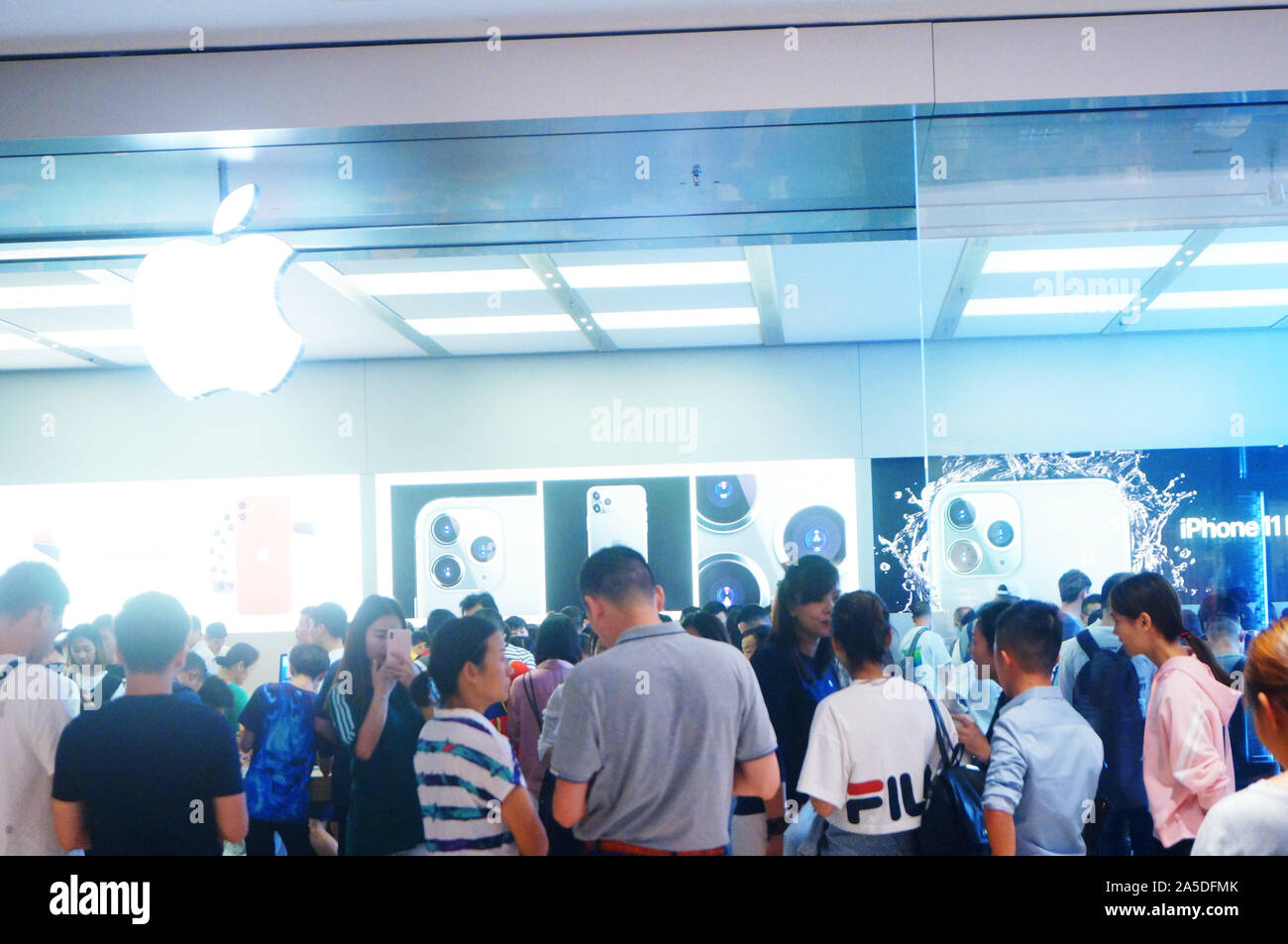 Queuing to buy mobile phones hi-res stock photography and images - Alamy