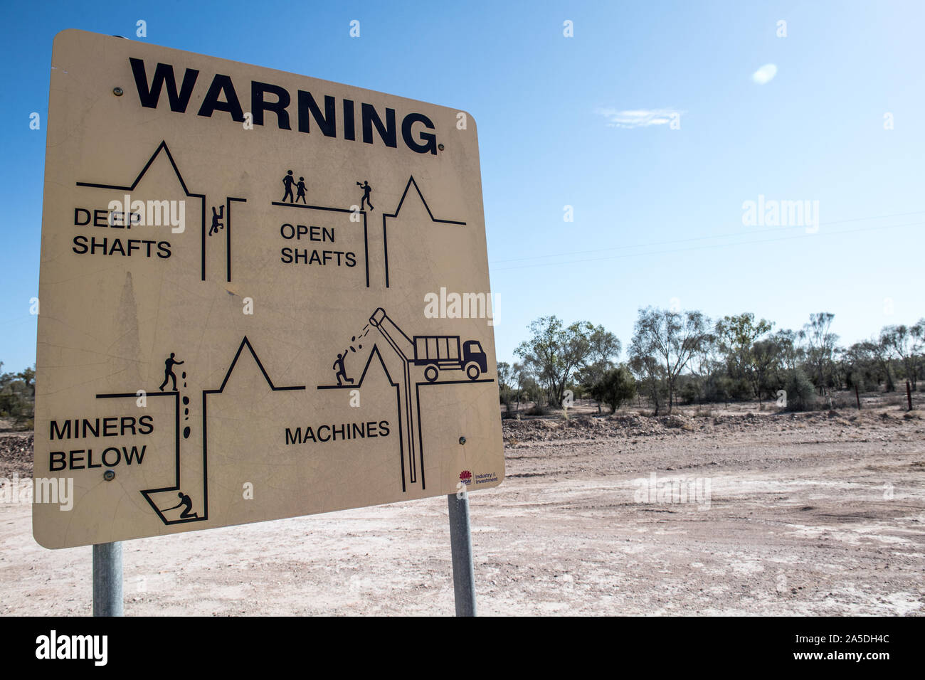 Opal mine shaft warning sign - Lightning Ridge, New South Wales ...