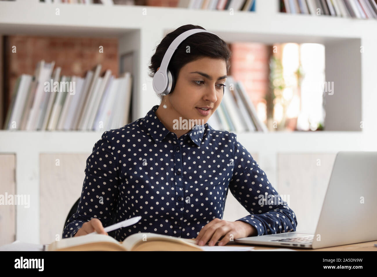 Indian college girl class hi-res stock photography and images - Alamy