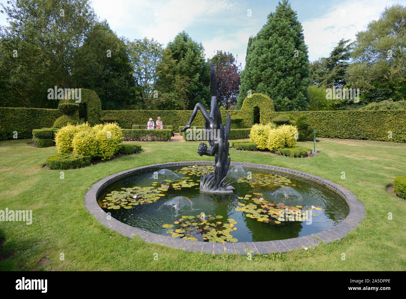 Ornamental statue hi-res stock photography and images - Alamy
